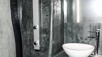 Apartamento de Luxo, vista para o mar | Casa de banho | Um polibã, um chuveiro fixo, um secador de cabelo (mediante pedido)