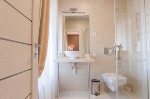 Quarto casal premium, 1 quarto, vista para a cidade | Banheiro | Produtos de toalete grátis, secador de cabelo, chinelos, bidê