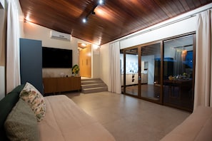 Apartamento Elite, casa de banho privativa, vista para o mar | Sala | Televisor LED de 32 polegadas com canais por cabo, televisor