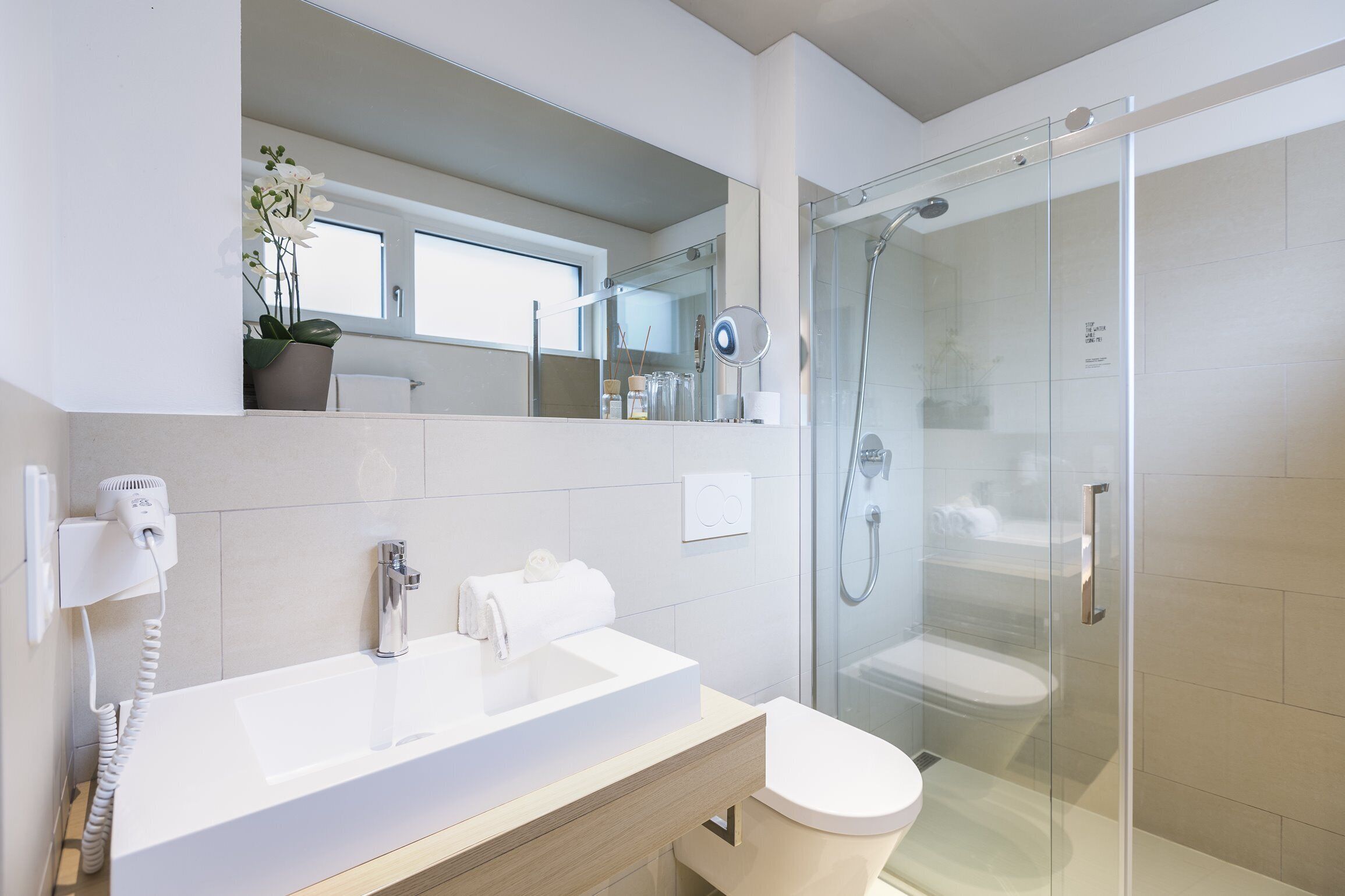 Apartamento luxo (Sunny Suite) | Banheiro | Produtos de toalete grátis, secador de cabelo, toalhas de banho 
