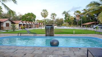 Piscina externa, funciona das 9h às 22h, barracas de cortesia