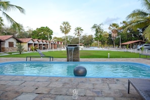 Piscina externa, funciona das 9h às 22h, barracas de cortesia