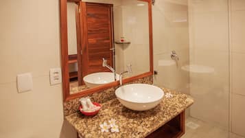 Suite, junto ao jardim | 1 quarto, minibar, cofre no quarto, secretária