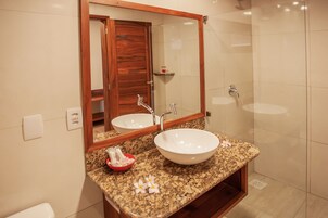 Suite, junto ao jardim | 1 quarto, minibar, cofre no quarto, secretária