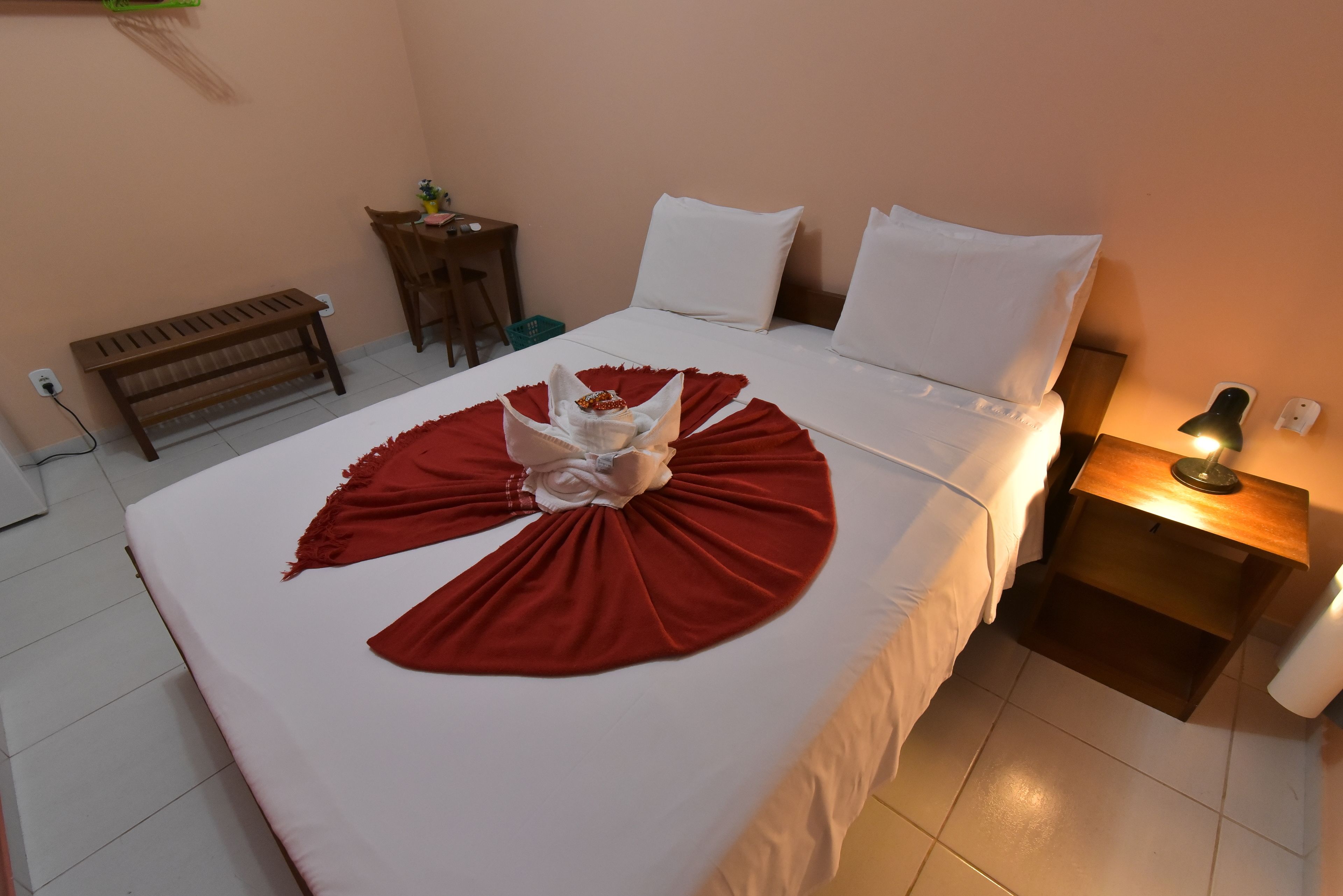 Minibar, cofre no quarto, secretária, cortinas/cortinados opacos 