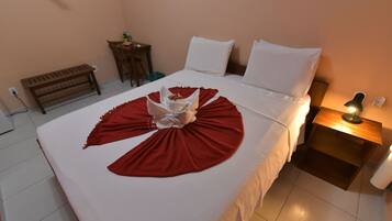 Minibar, cofre no quarto, secretária, cortinas/cortinados opacos