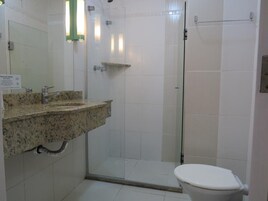 Quarto Duplo ou Twin Superior | Casa de banho | Um polibã, toalhas fornecidas 