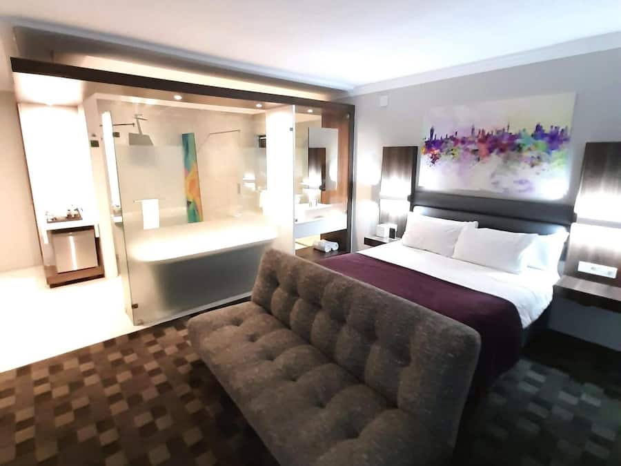 1 quarto, roupas de cama premium, frigobar, escrivaninha