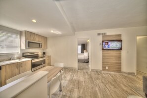 Um frigorífico, um micro-ondas, uma placa de cozinha