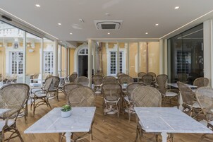 Pequeno-almoço tipo buffet diário incluído 