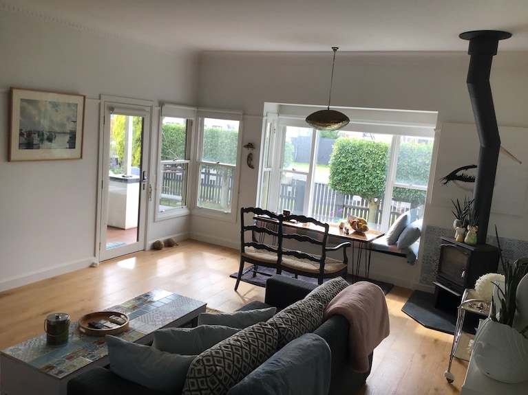 Sea Views ! 50 Metres To Water ! Luxury King Bed. Lounge,kitchen,verandah. - 퀸클리프