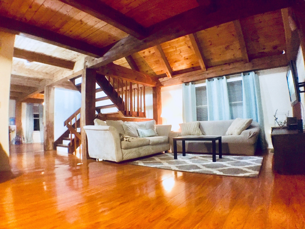 Spacious Cozy Cabin Style House. - Franklin, MA