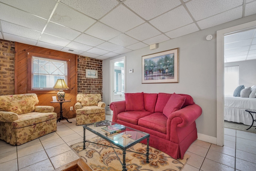 Intimate Getaway For Two, Steps From Forsyth Park By Lucky Savannah - Savannah, GA