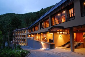 Fachada da propriedade à noite