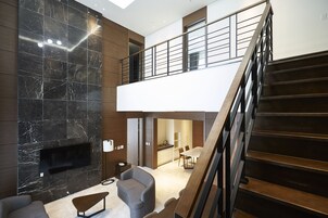 Secretária, secretária adequada para computadores portáteis 