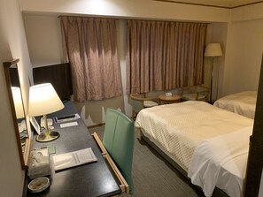 Quarto duplo, para fumantes | Quartos à prova de som, ferros/tábuas de passar roupa, Wi-Fi de cortesia