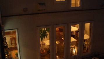 Fachada do alojamento (tarde/noite)