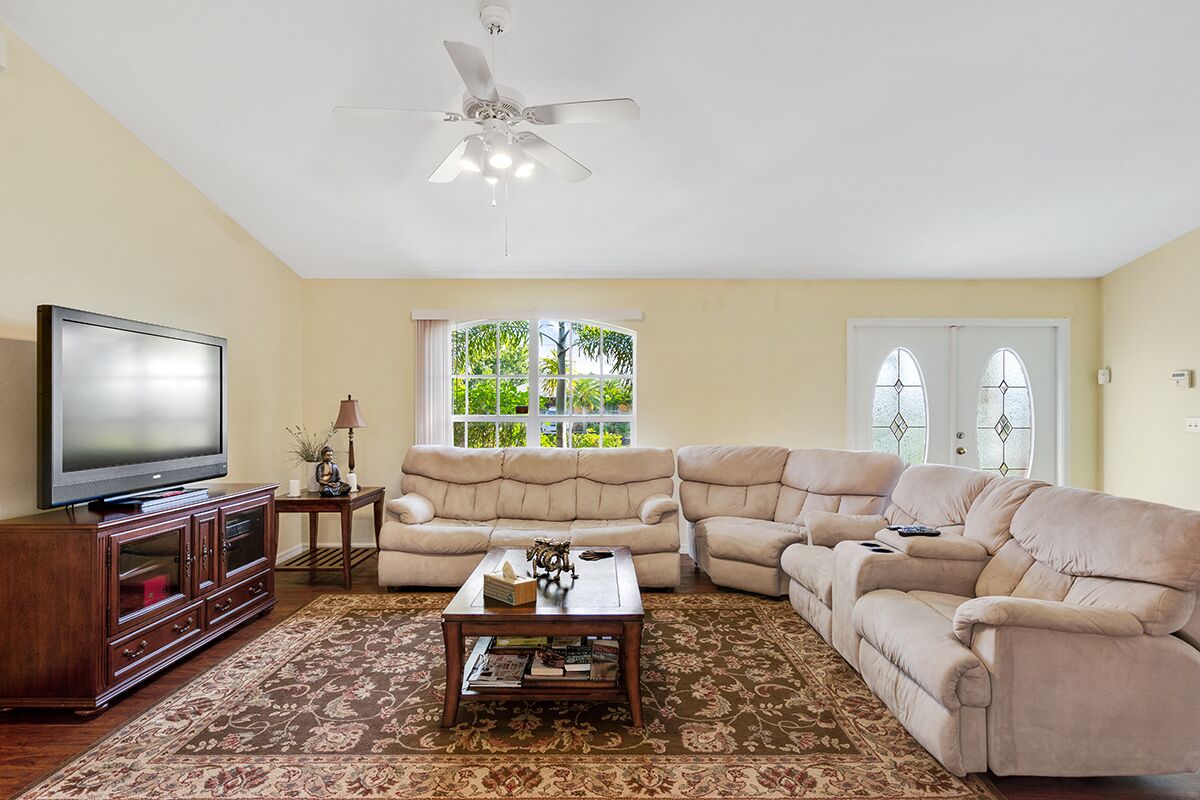 Fenced, Private, Family Friendly Villa With Exotic Poolside Views Near Airport. - Lehigh Acres, FL