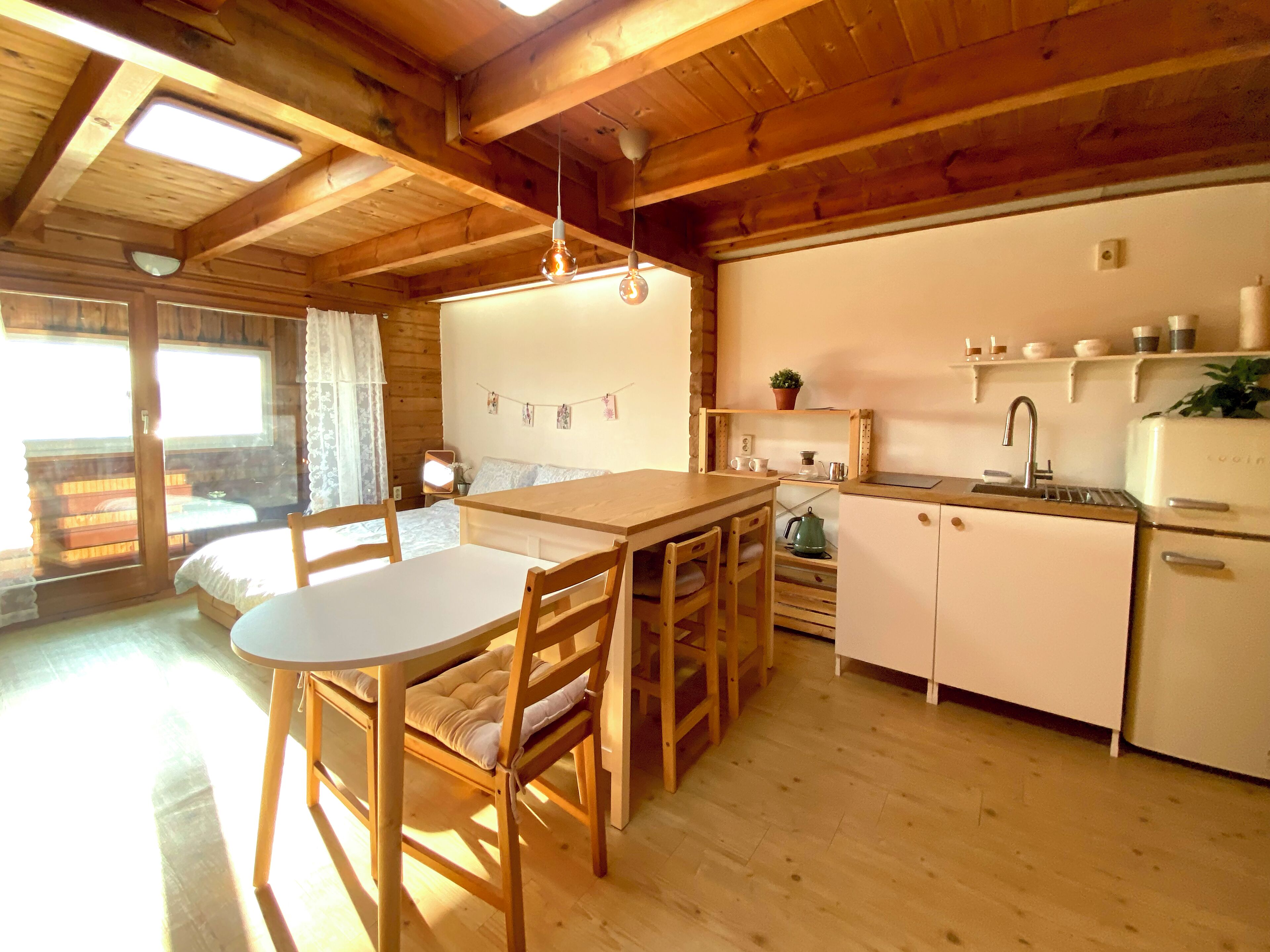 Cabana com design assinado, 1 cama Queen, geladeira e micro-ondas, vista para o oceano | Edredons de pluma, individualmente decorados, individualmente mobiliados
