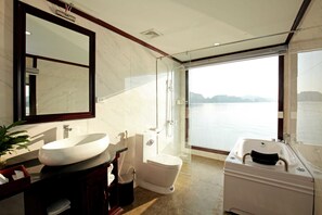 Suite, 1 cama queen-size, varanda, vista para a baía | Casa de banho | Produtos de higiene exclusivos, um secador de cabelo, roupões, chinelos 