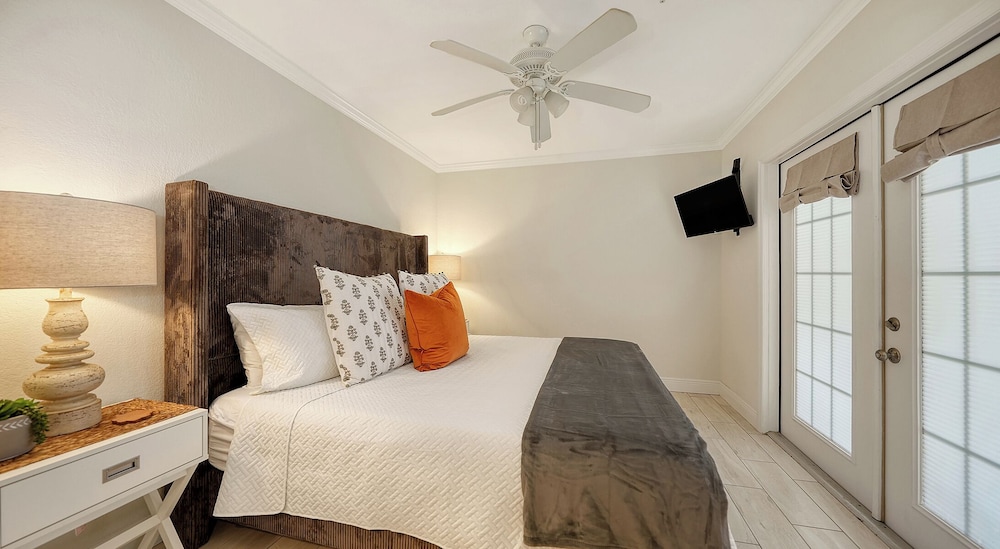 Charming Hibiscus Suite-spacious- Only 60 Steps To Siesta Key Public Beach - Siesta Key, FL