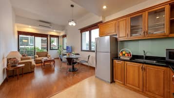 Apartamento Executivo, 2 quartos, vista para a piscina, junto à piscina | Sala de estar | TV de ecrã plano