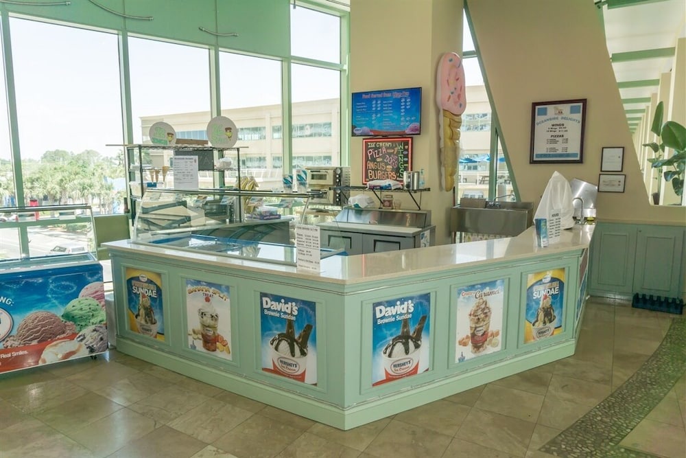 Come And Enjoy Your Vacation In This 4th Floor Condo At Emerald Beach Resort - Panama City Beach, FL