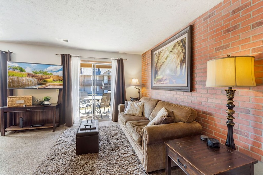 Up To 50% Off, Secret Door, Walk In King Bed Retreat, Great Location - Missouri