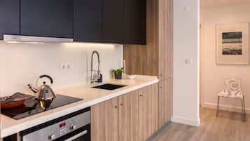 Apartamento, 3 quartos | Cozinha privada | Uma cafeteira/bule, um frigorífico/congelador grande, um micro-ondas