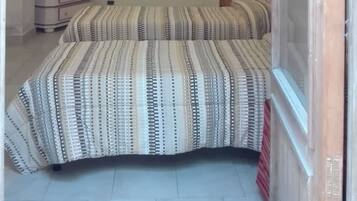 Quarto Twin Deluxe, casa de banho partilhada | Com decoração personalizada, com mobília individualizada, secretária