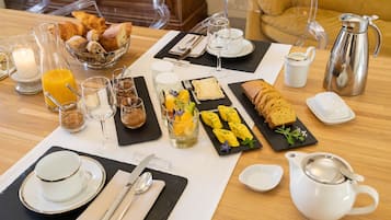 Café da manhã com pratos da culinária local grátis todos os dias