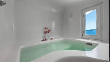 Suite Deluxe | 1 quarto, minibar, cofre com capacidade para portátil