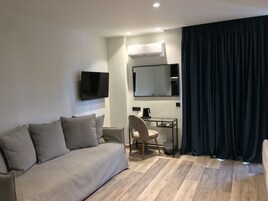 Roupas de cama antialérgicas, cofres nos quartos, cortinas blackout