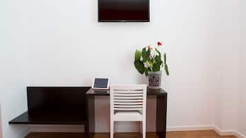 Quarto duplo | Roupas de cama premium, escrivaninha, cortinas blackout