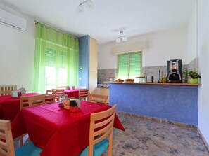 Café da manhã com buffet todos os dias (EUR 5 por pessoa) 