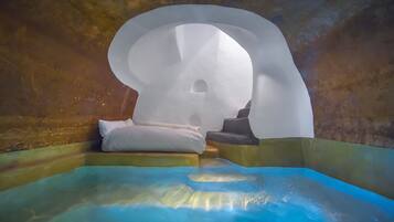 Two Bedroom Villa with Private Indoor Cave Pool | Piscina privativa
