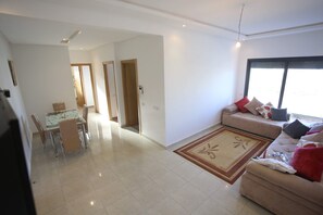 Apartamento, 2 quartos, vista para a praia | Sala de estar | Smart TV 46 polegadas com canais via satélite, TV