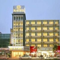 Fachada da propriedade à noite