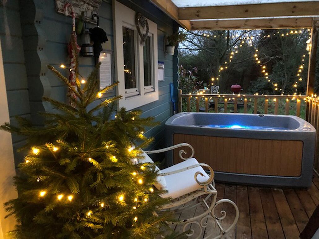 6 Best Log Cabins With Hot Tub Near West Midlands, UK | Trip101