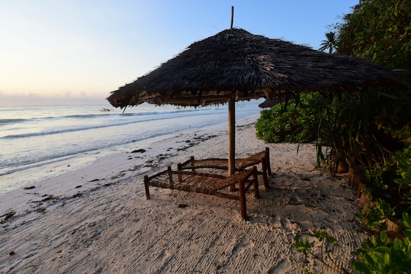 Na praia, areia branca, prática de mergulho livre no local