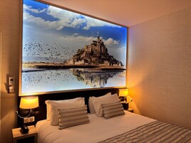 Cofre no quarto, com decoração personalizada 