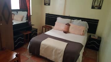 Roupa de alta qualidade, minibar, cofre no quarto, secretária