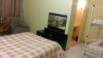 Roupa de alta qualidade, minibar, cofre no quarto, secretária