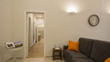 Apartamento Comfort, 2 quartos | Sala de estar | TV de ecrã plano