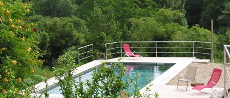 Piscina externa sazonal, guarda-sóis, espreguiçadeiras