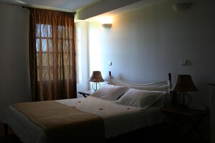 Minibar, cofre no quarto, quartos insonorizados, Wi-fi grátis 