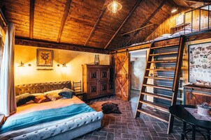 Quarto Quádruplo, lareira | Minibar, cortinas/cortinados opacos, Wi-fi grátis 