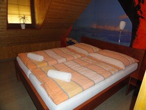 Quarto casal standard | Cofres nos quartos, cortinas blackout, Wi-Fi de cortesia, roupa de cama