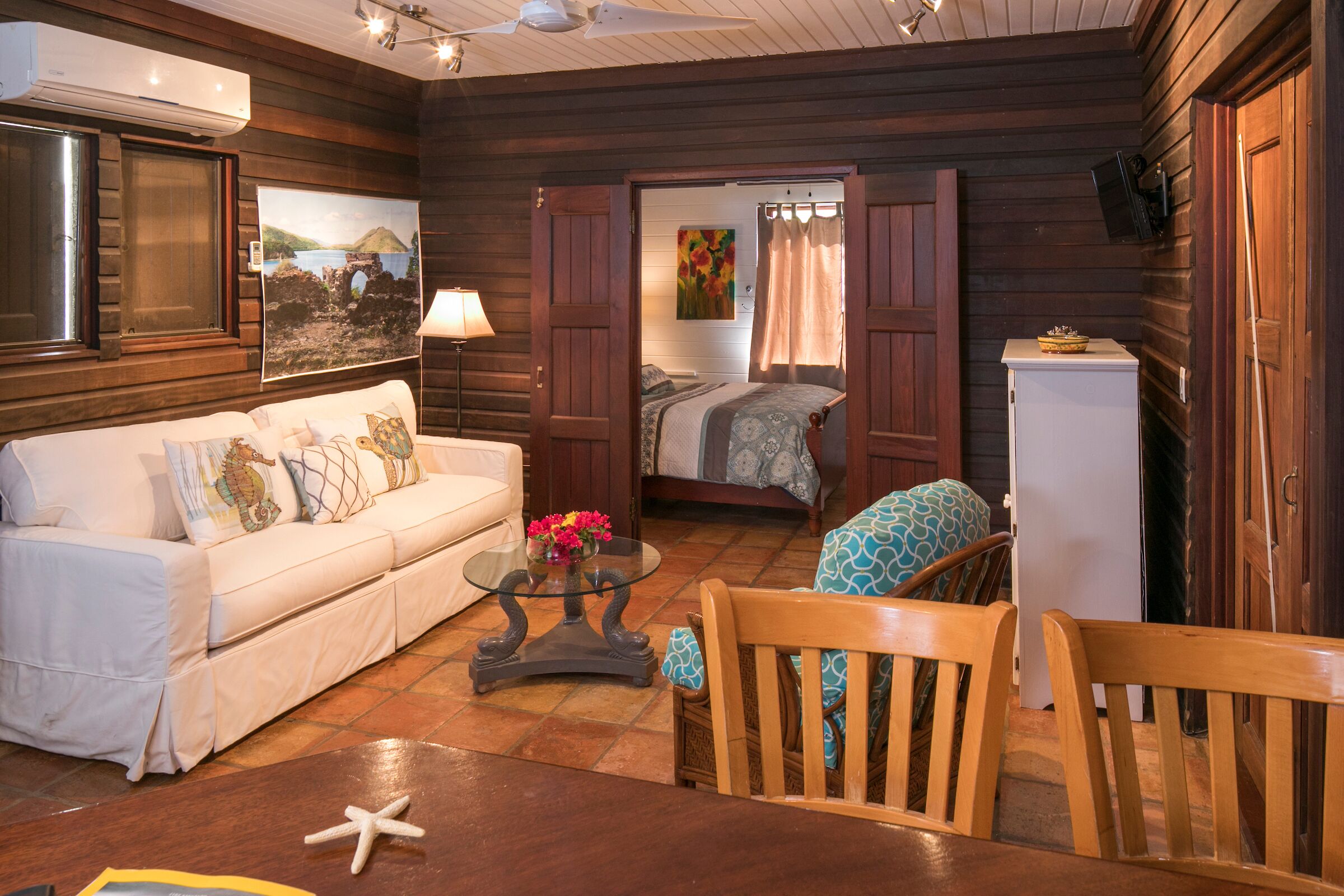 6分町まで歩いて！ オーシャンビュー。 そよ風。 静か。 スクリーンポーチ。 波を聴く - セント・ジョン島