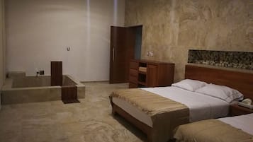 Suite Familiar, 1 quarto, banheira, vista para a lagoa | 1 quarto, secretária, cortinas/cortinados opacos